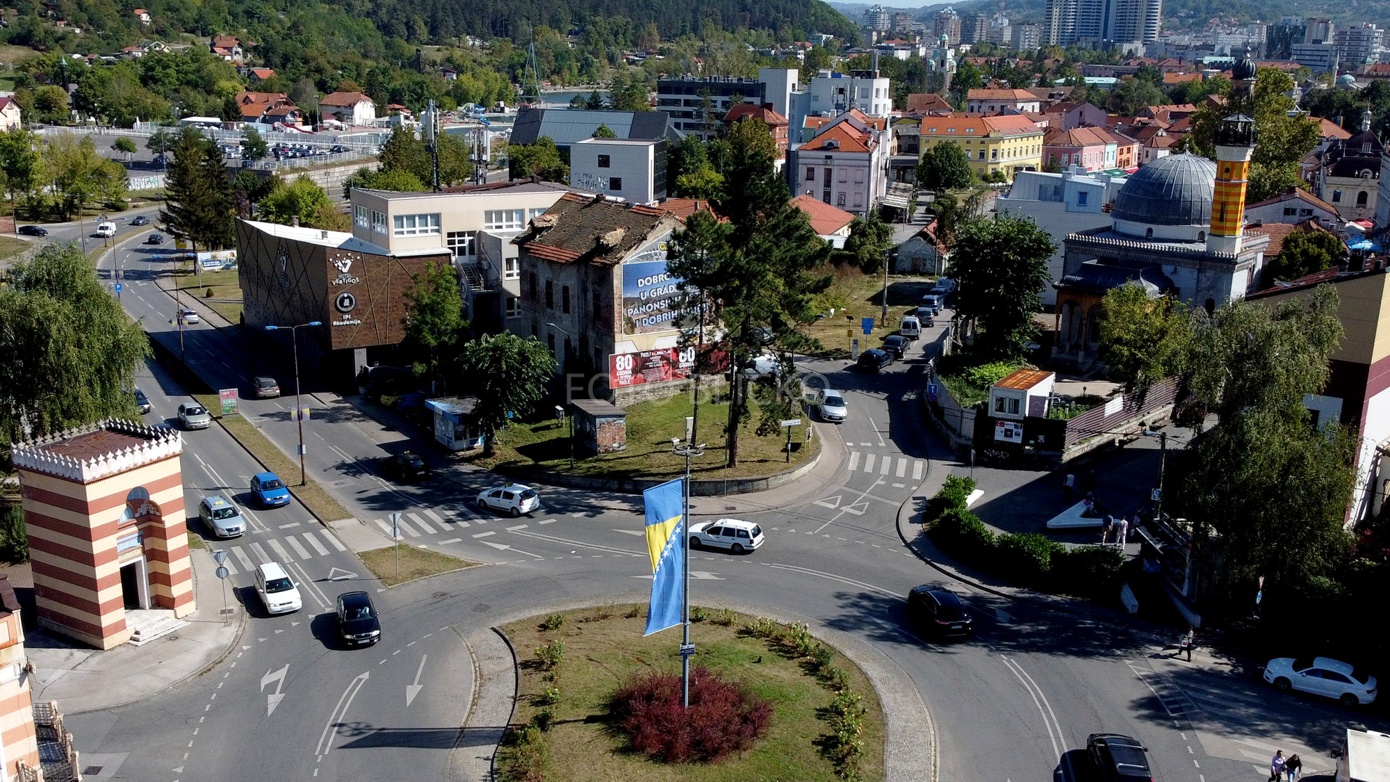 Tuzla: Na skveru postavljena zastava Bosne i Hercegovine (FOTO) - BH ...