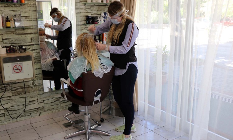 FRIZERI I KOZMETIČARI DIŽU CIJENE KAKO BI OPSTALI - BH Reporter