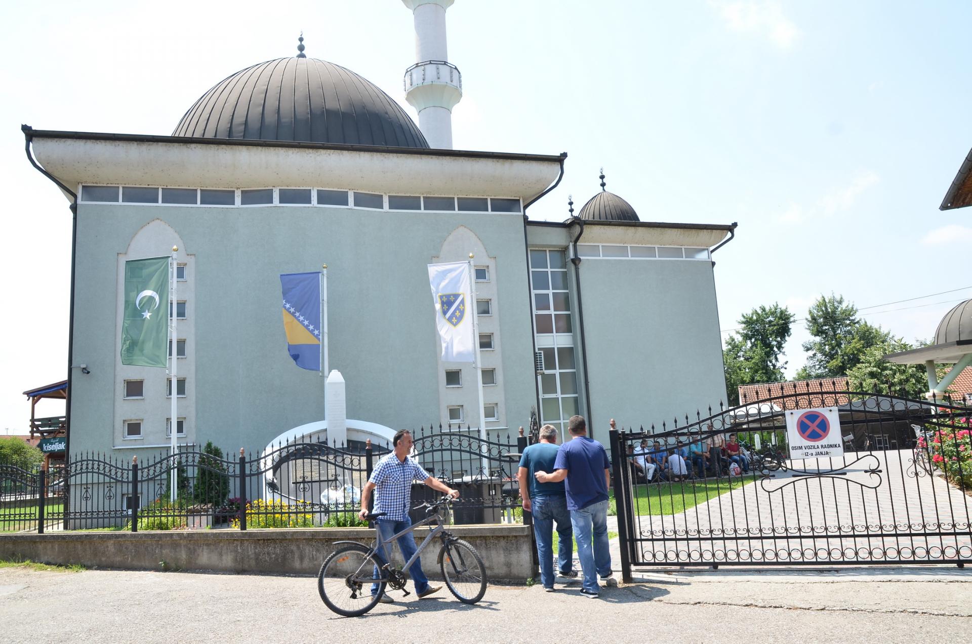 PUCNJAVA ISPRED DŽAMIJE U JANJI: NAPADNUTI VJERNICI KOJI SU SE VRAĆALI SA SABAH NAMAZA - BH Reporter