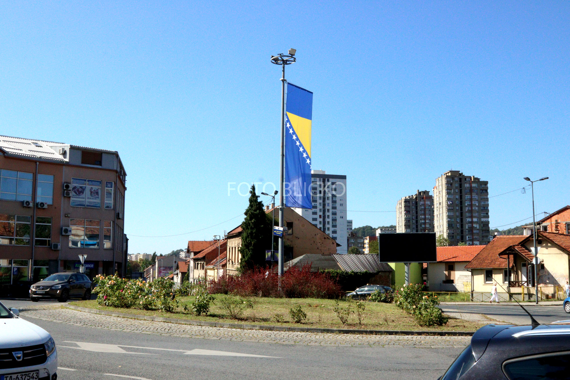 Tuzla: Na skveru postavljena zastava Bosne i Hercegovine (FOTO) - BH ...