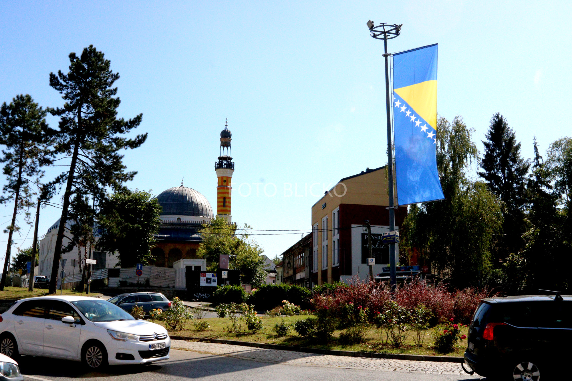 Tuzla: Na skveru postavljena zastava Bosne i Hercegovine (FOTO) - BH ...