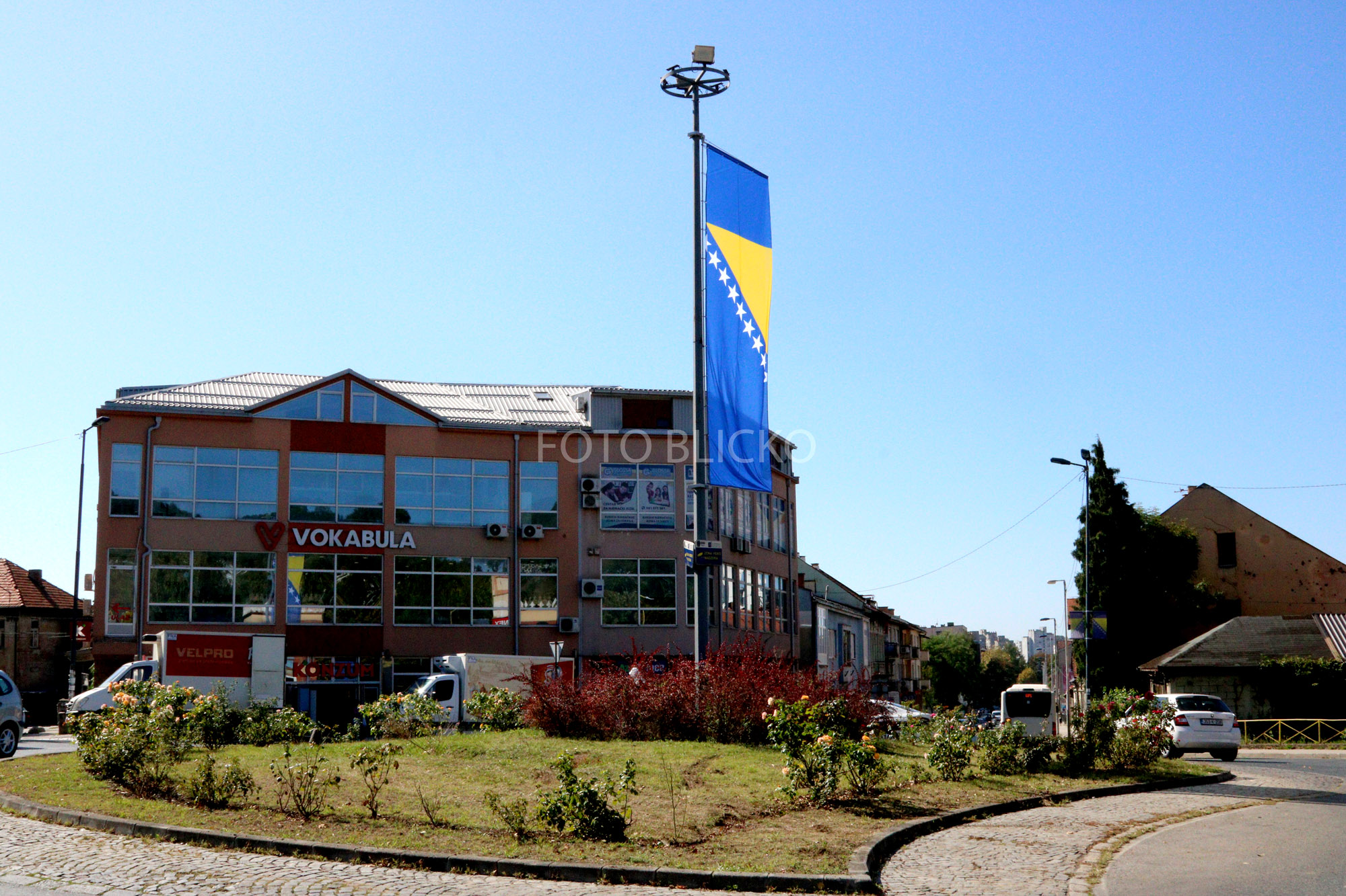 Tuzla: Na skveru postavljena zastava Bosne i Hercegovine (FOTO) - BH ...