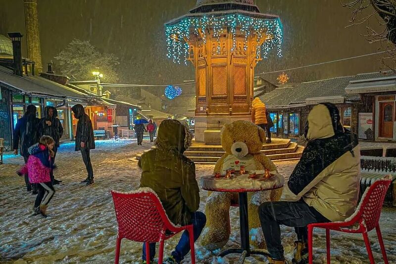 Bajkovita fotografija sa Baščaršije osvaja društvene mreže: Plišani ...