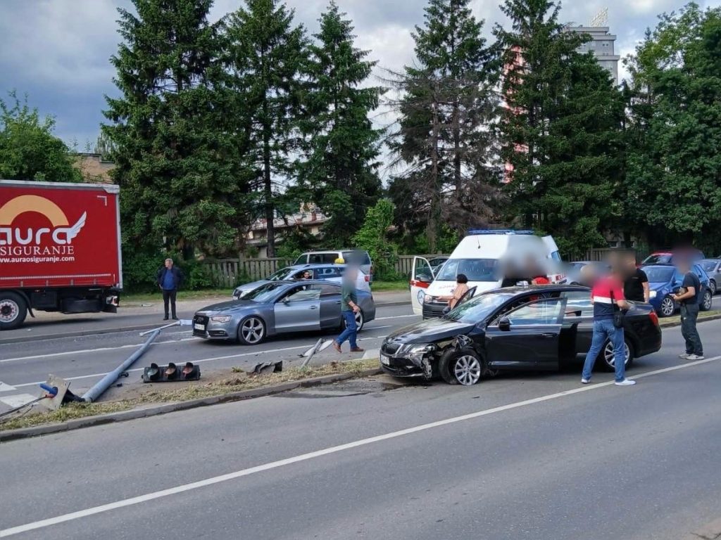 Teška saobraćajna nesreća u Tuzli: Sudar dva vozila, srušen semafor - BH Reporter