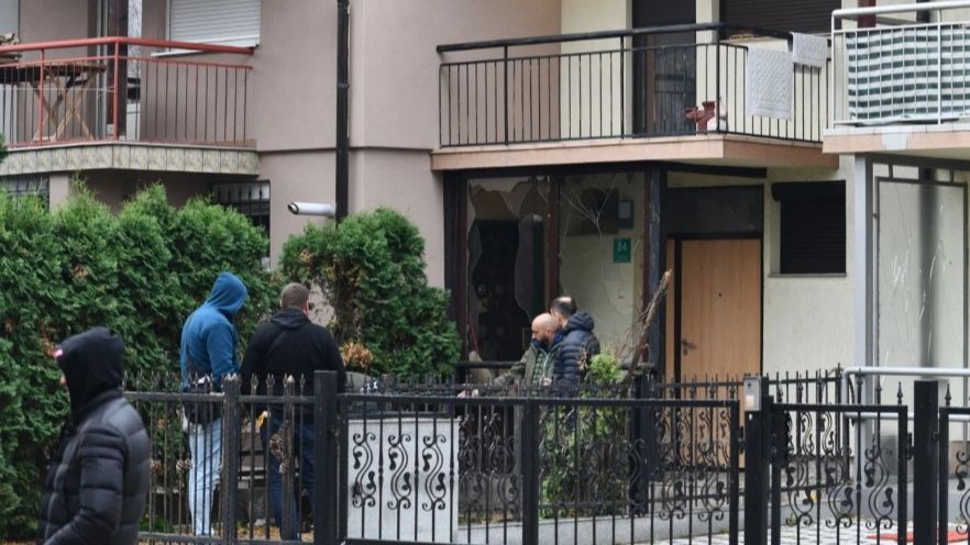 Građane Aerodromskog naselja probudila detonacija: Bačena bomba ispred ...